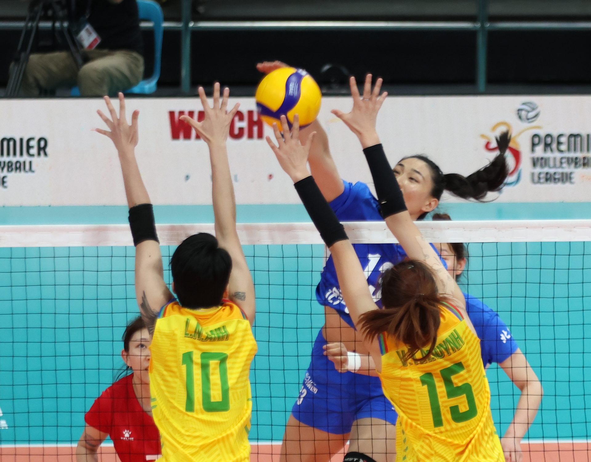 BAIC MOTOR VOLLEYBALL CLUB REV UP WITH REVERSE SWEEP ON VTV BINH DIEN ...